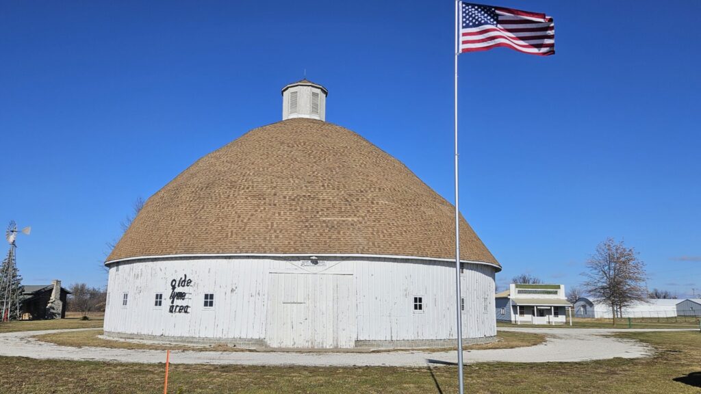 Lewis Round Barn widescreen | Landmarks Illinois